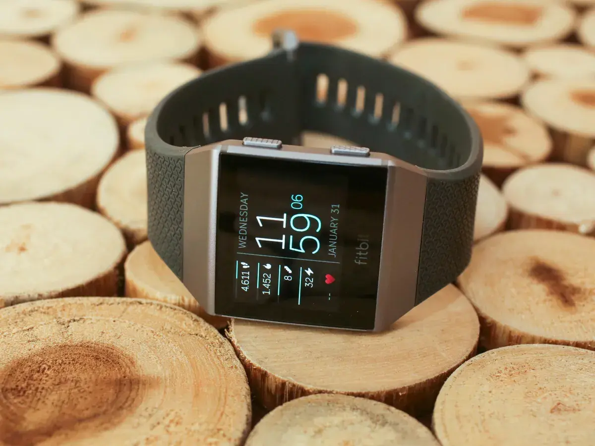 Fitbit multada con $12 millones por falla en smartwatches que causaban quemaduras